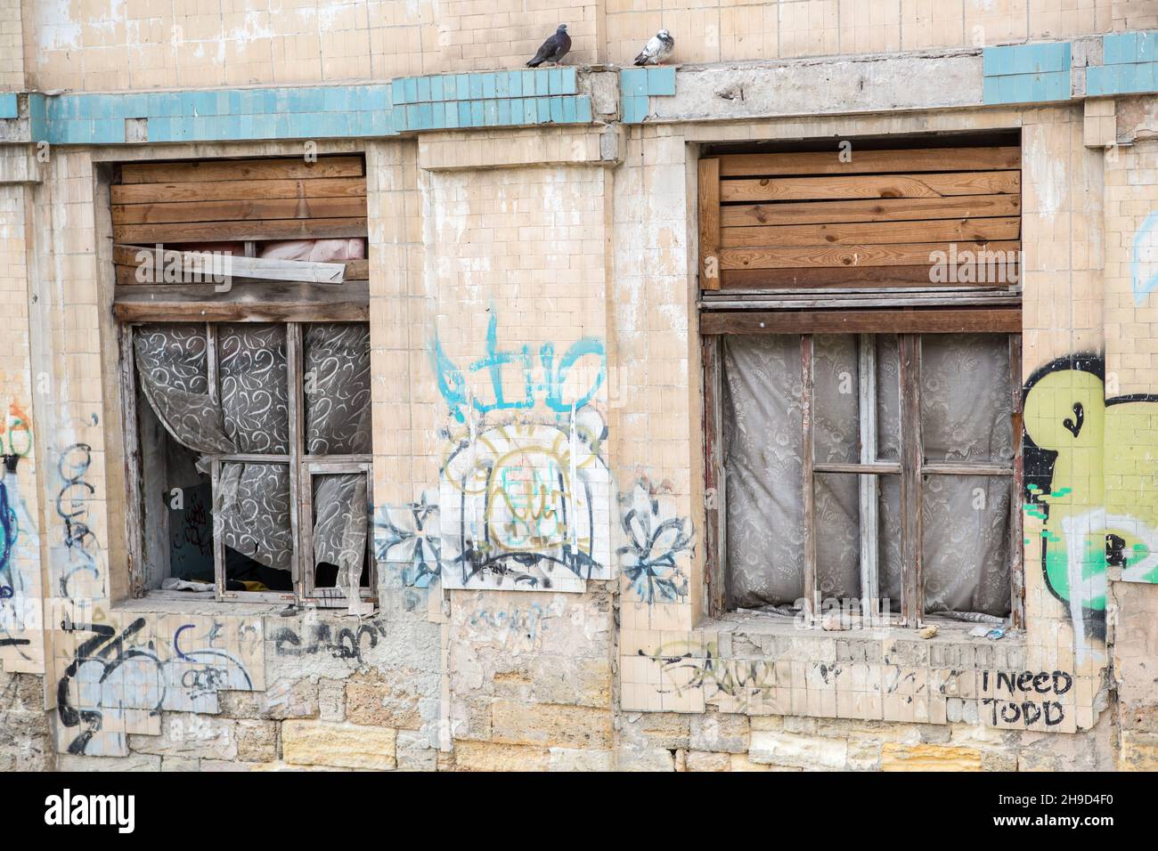 Destroyed building in city. Destroyed house. old house collapsed. Ruins ...