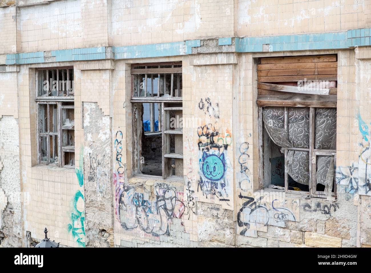 Destroyed building in city. Destroyed house. old house collapsed. Ruins ...