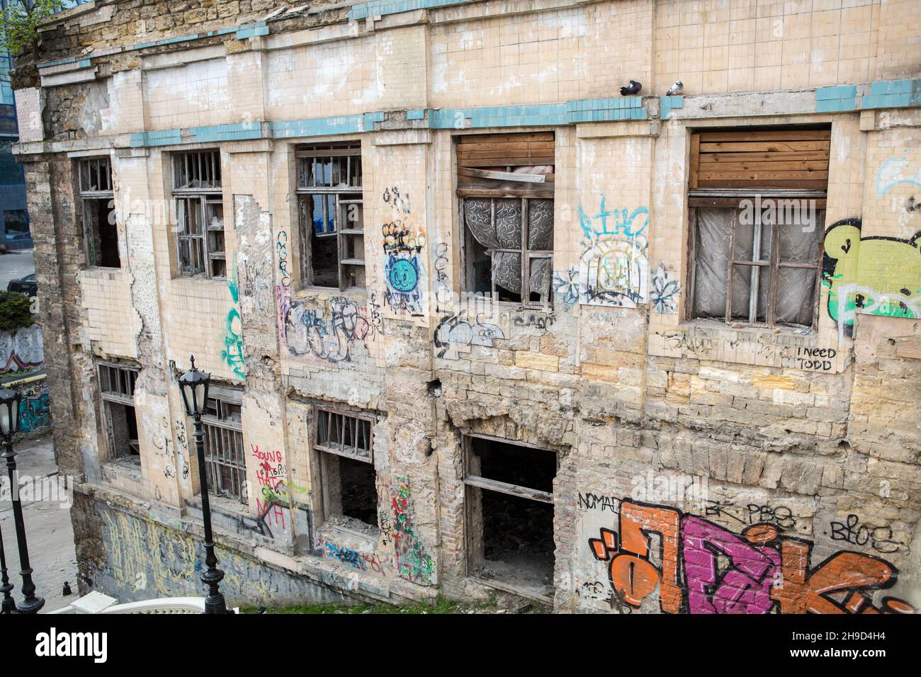 Destroyed building in city. Destroyed house. old house collapsed. Ruins ...