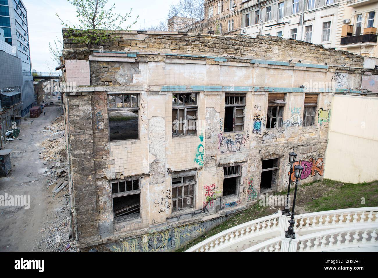 Destroyed building in city. Destroyed house. old house collapsed. Ruins ...