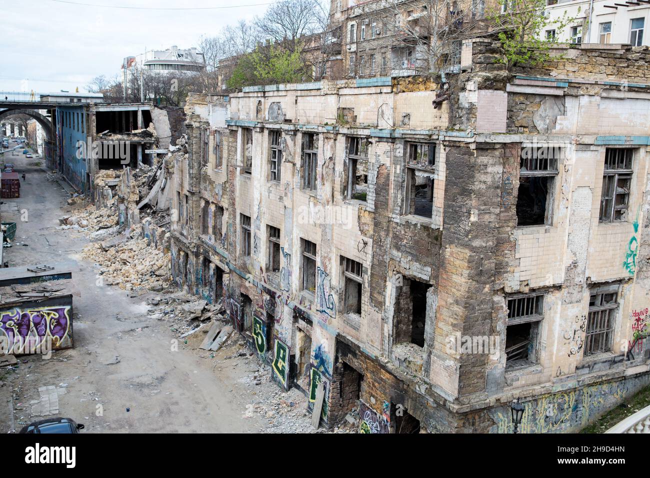 Destroyed building in city. Destroyed house. old house collapsed. Ruins ...