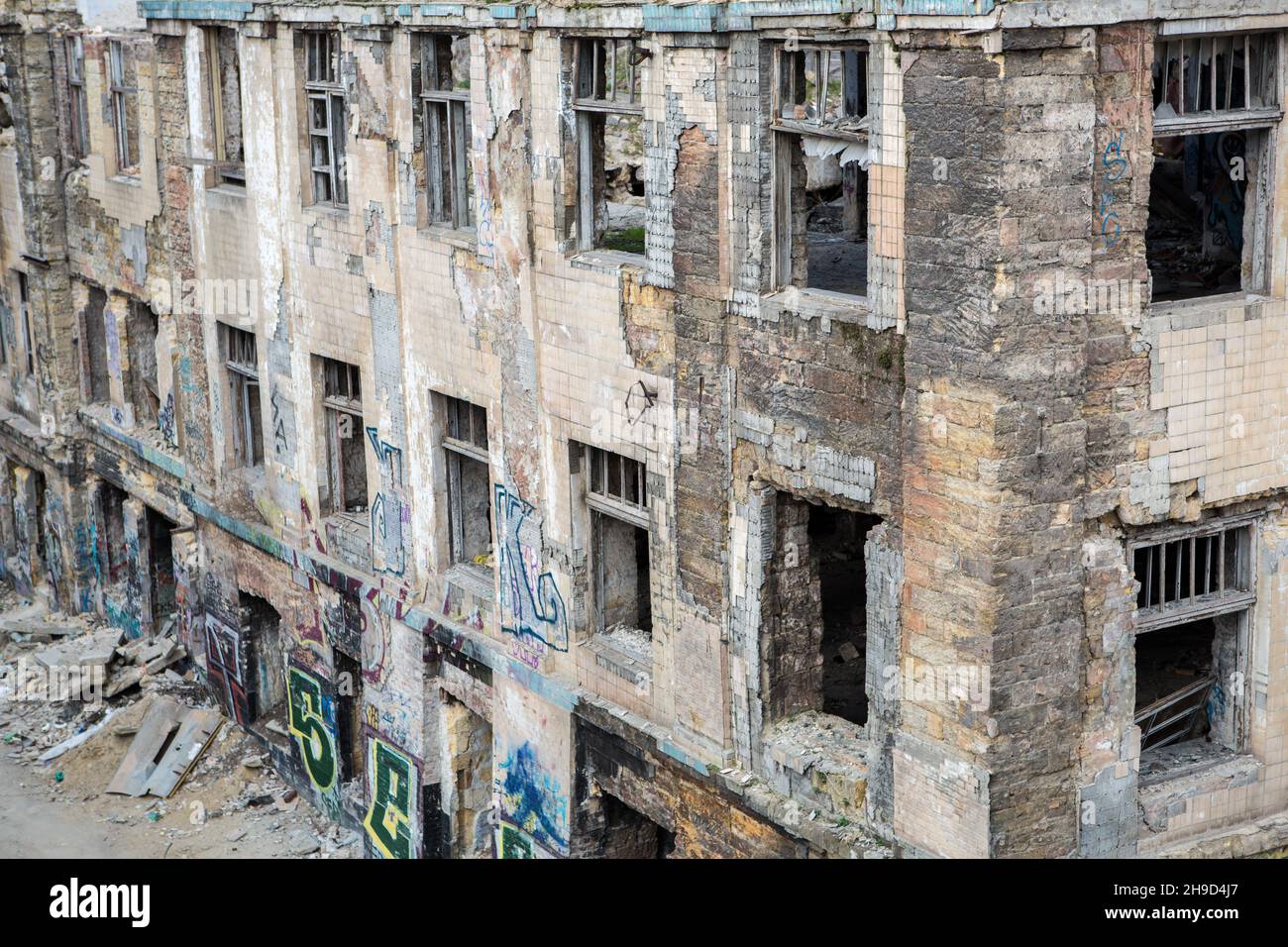 Destroyed building in city. Destroyed house. old house collapsed. Ruins ...