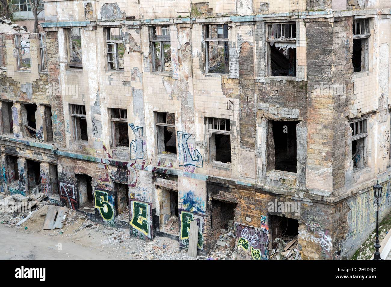 Destroyed building in city. Destroyed house. old house collapsed. Ruins ...