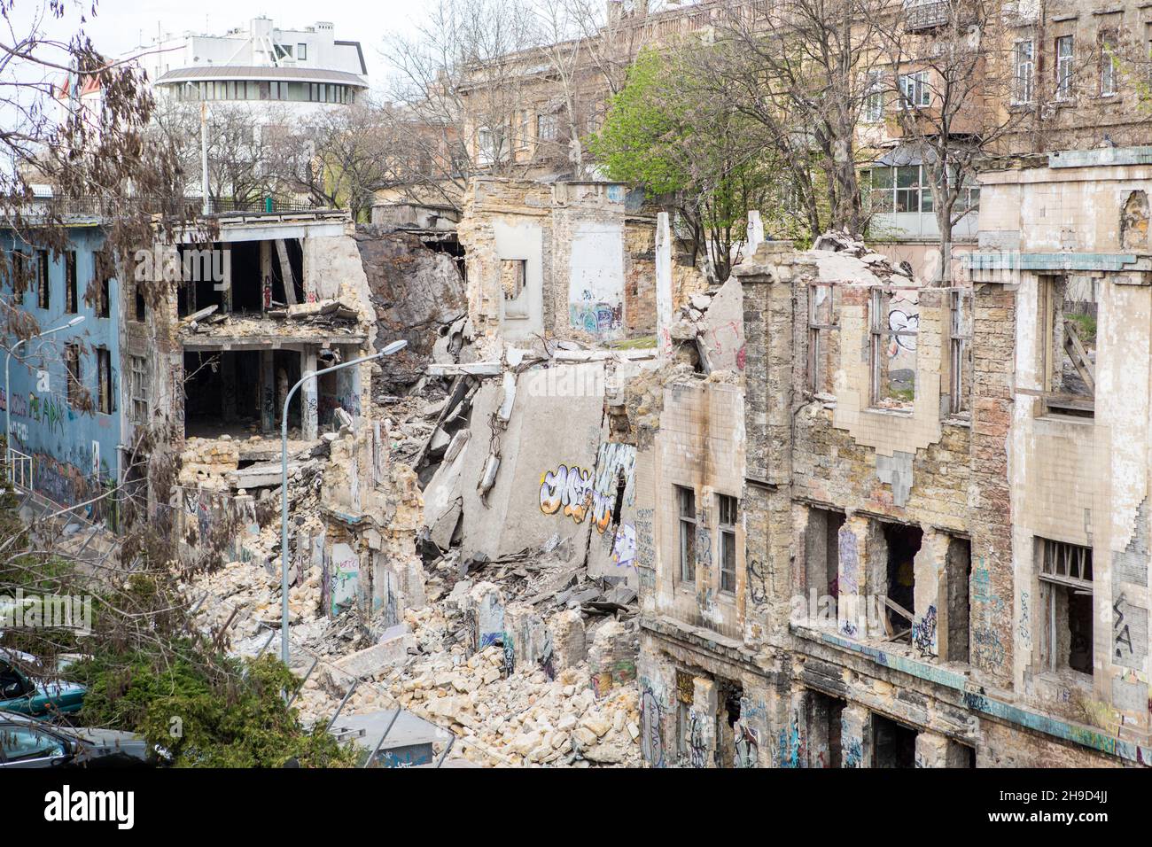 Destroyed building in city. Destroyed house. old house collapsed. Ruins ...