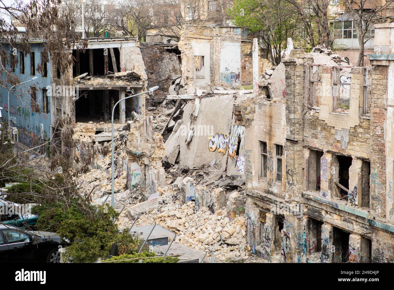 Destroyed building in city. Destroyed house. old house collapsed. Ruins ...