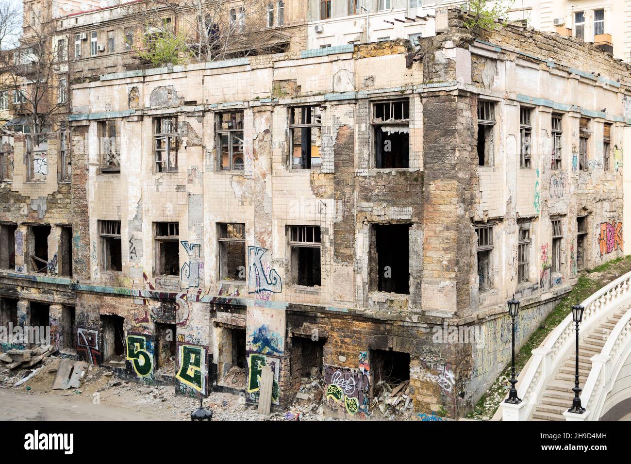 Destroyed building in city. Destroyed house. old house collapsed. Ruins ...