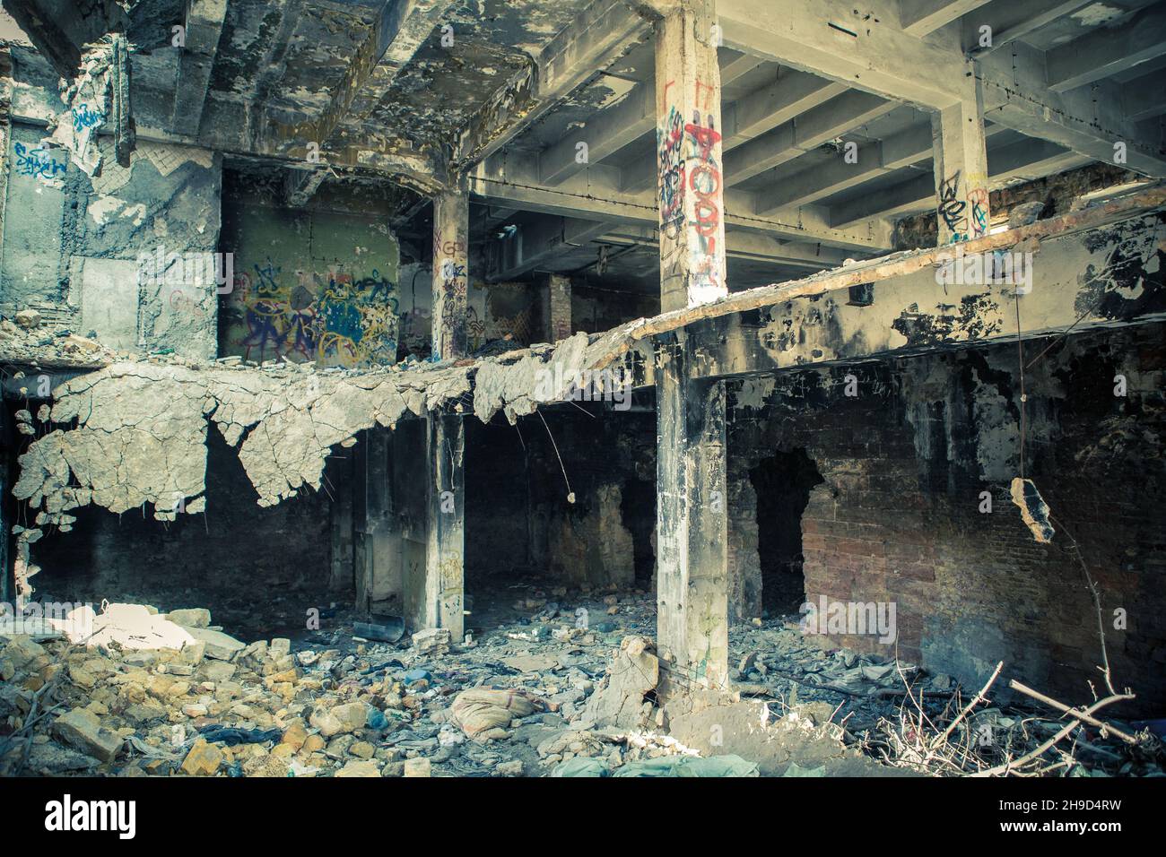 Destroyed building in city. Destroyed house. old house collapsed. Ruins ...