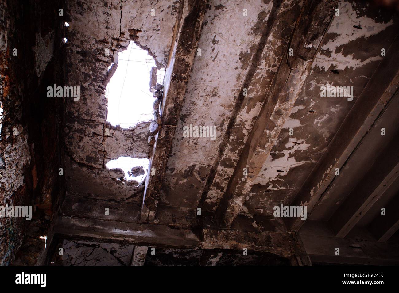 Destroyed building in city. Destroyed house. old house collapsed. Ruins ...