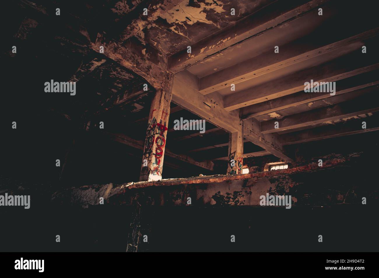 Destroyed building in city. Destroyed house. old house collapsed. Ruins ...