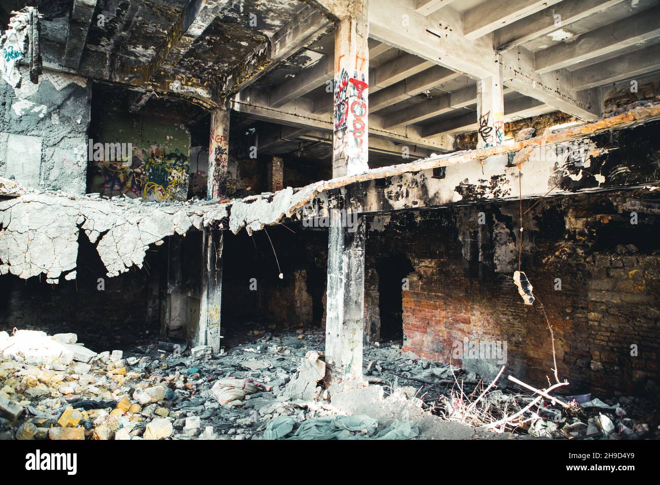 Destroyed building in city. Destroyed house. old house collapsed. Ruins ...