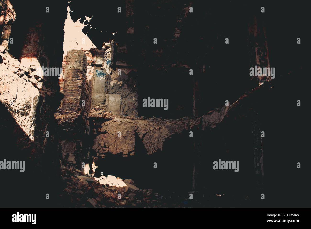 Destroyed building in city. Destroyed house. old house collapsed. Ruins ...