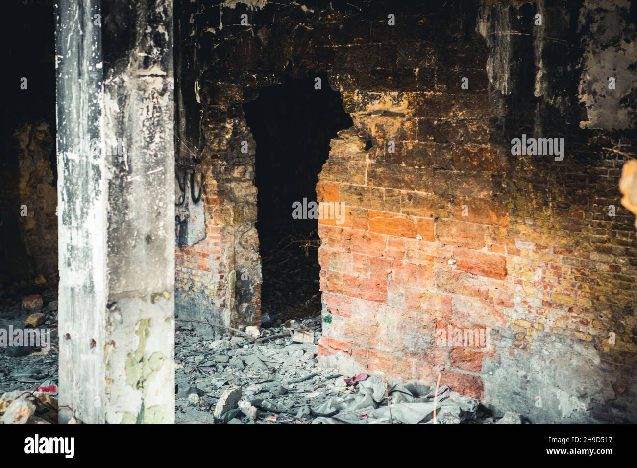 Destroyed building in city. Destroyed house. old house collapsed. Ruins ...