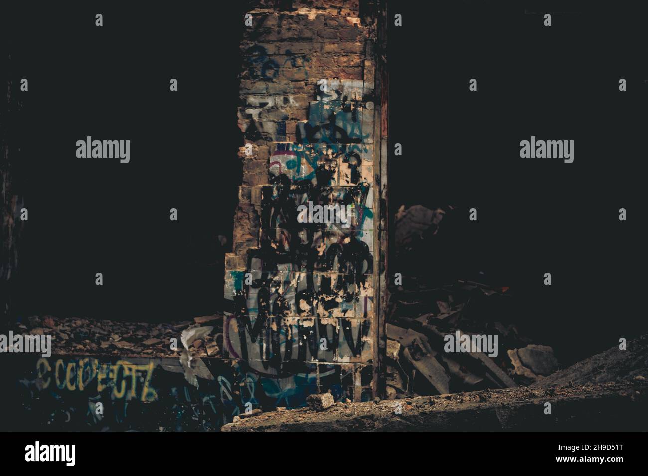 Destroyed building in city. Destroyed house. old house collapsed. Ruins ...