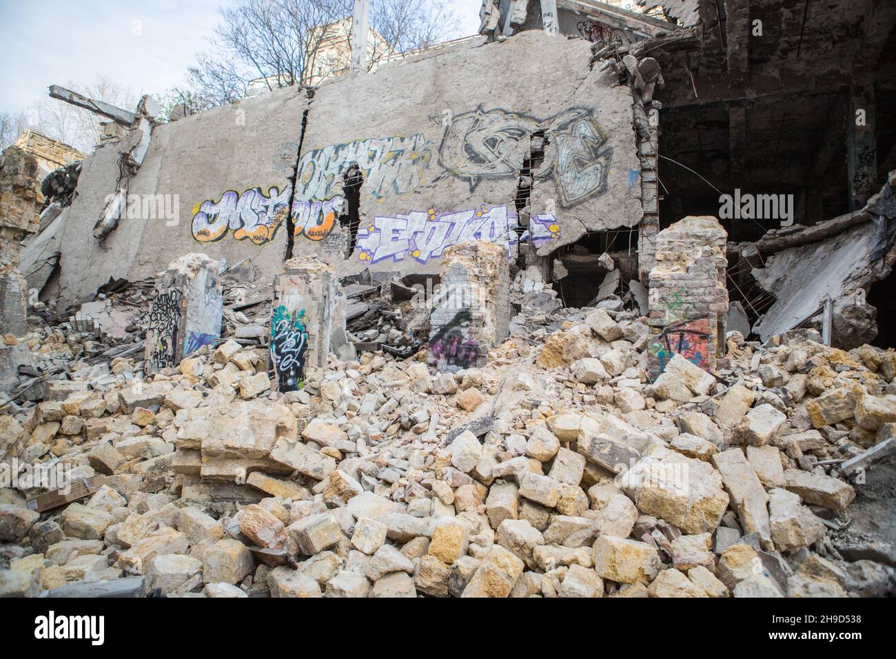 Destroyed building in city. Destroyed house. old house collapsed. Ruins ...