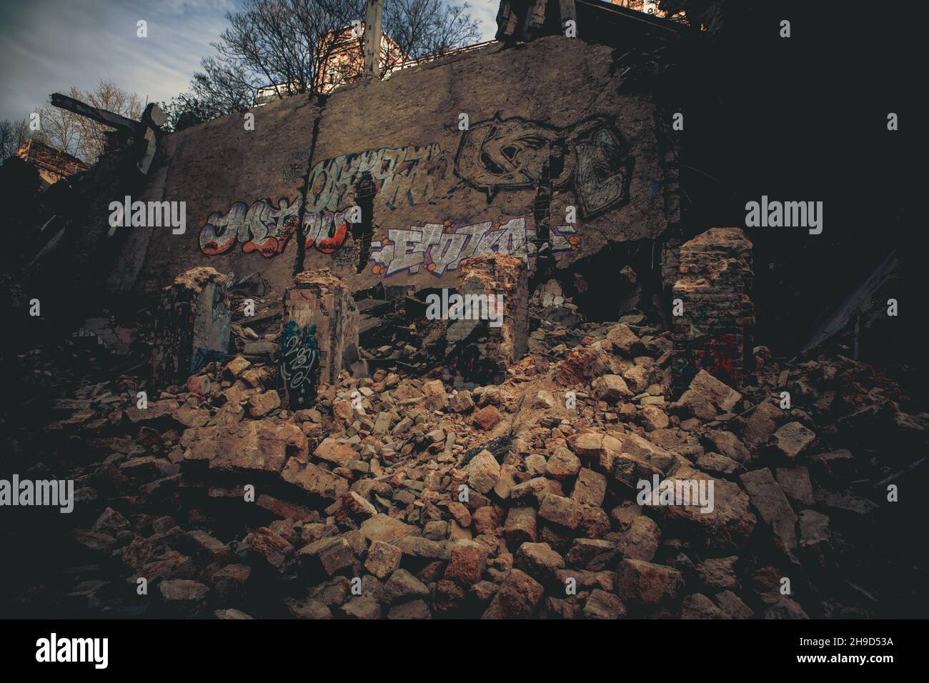 Destroyed building in city. Destroyed house. old house collapsed. Ruins ...