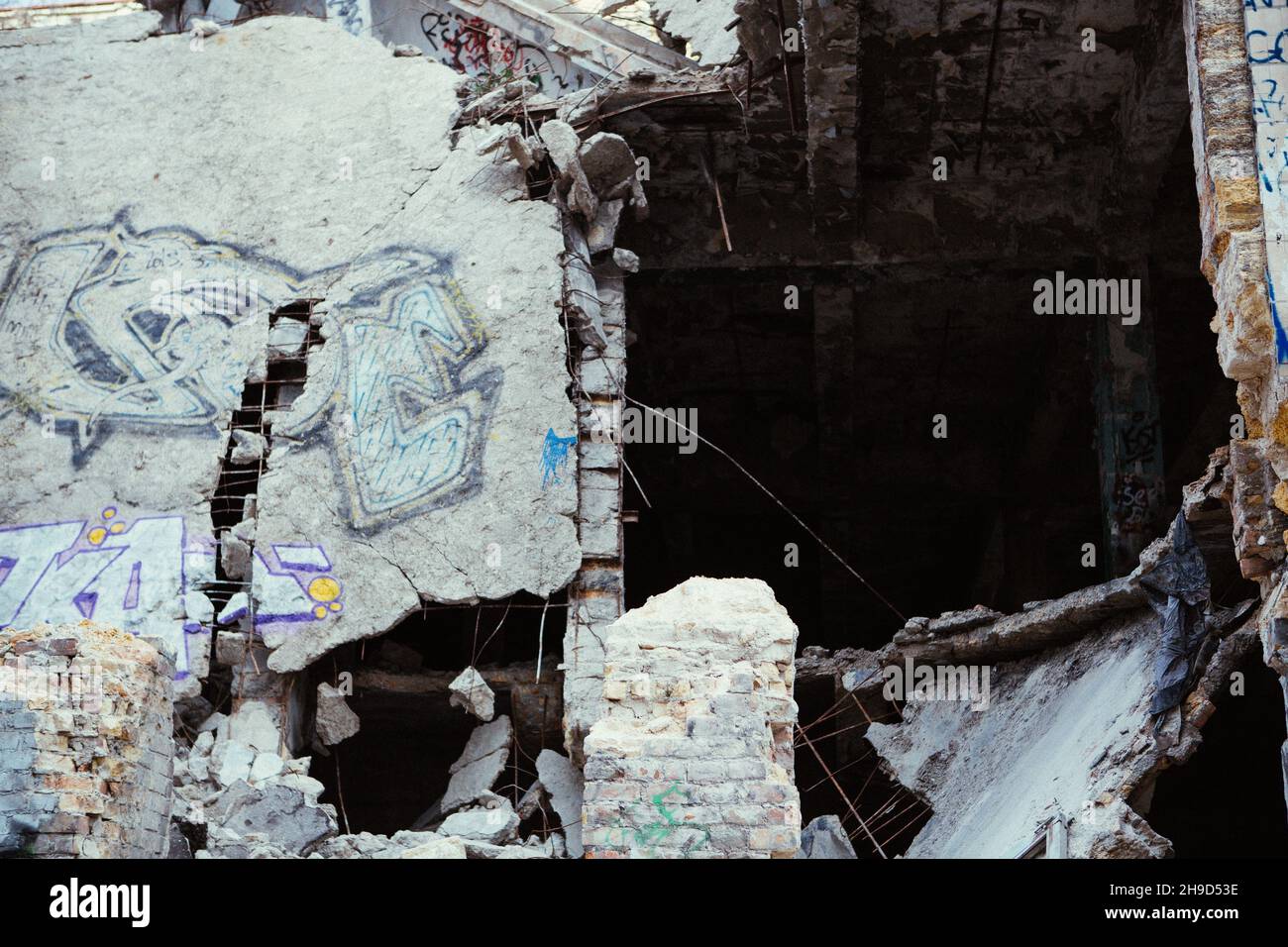 Destroyed building in city. Destroyed house. old house collapsed. Ruins ...