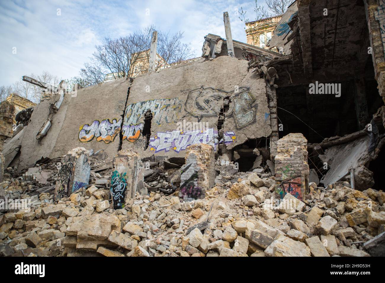 Destroyed building in city. Destroyed house. old house collapsed. Ruins ...