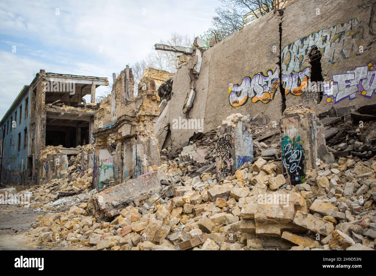 Destroyed building in city. Destroyed house. old house collapsed. Ruins ...