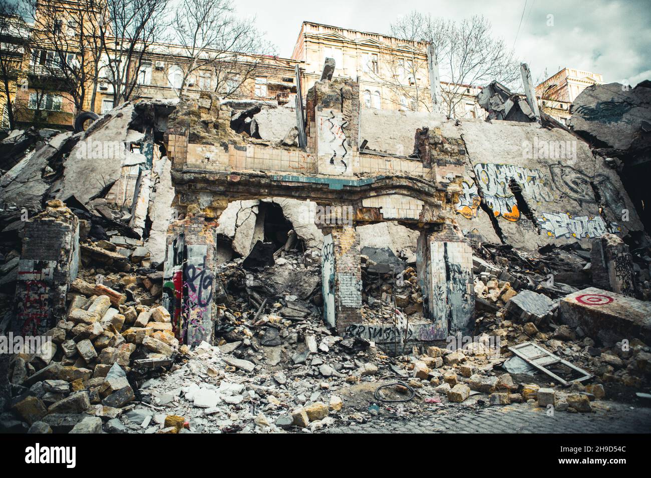 Destroyed building in city. Destroyed house. old house collapsed. Ruins ...