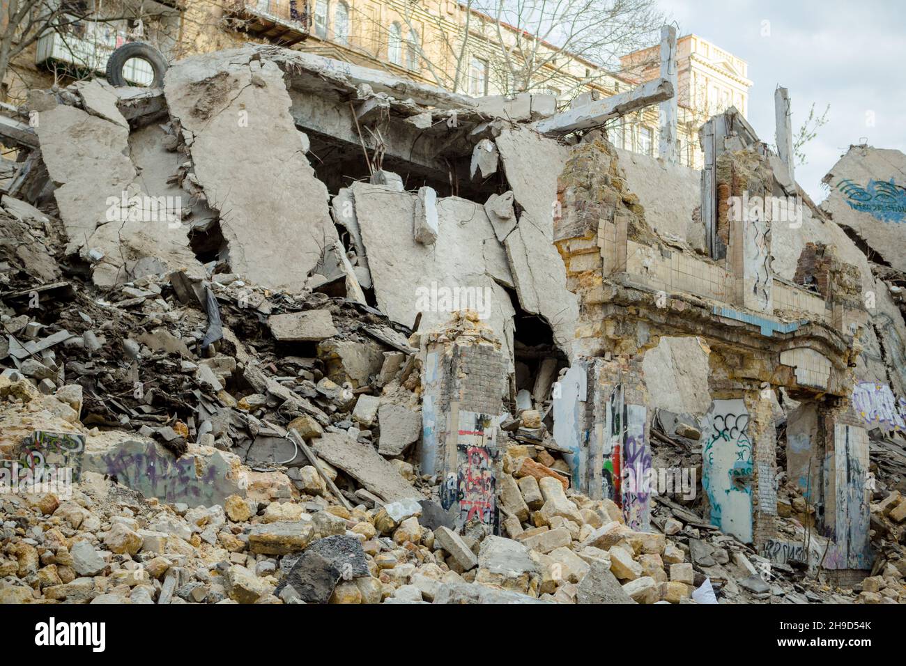 Destroyed building in city. Destroyed house. old house collapsed. Ruins ...