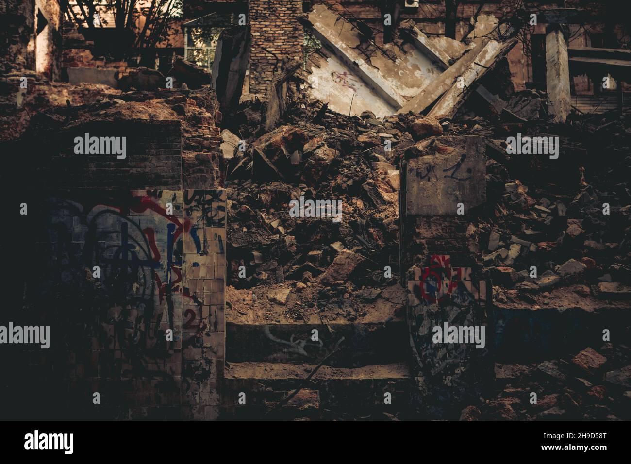 Destroyed building in city. Destroyed house. old house collapsed. Ruins ...