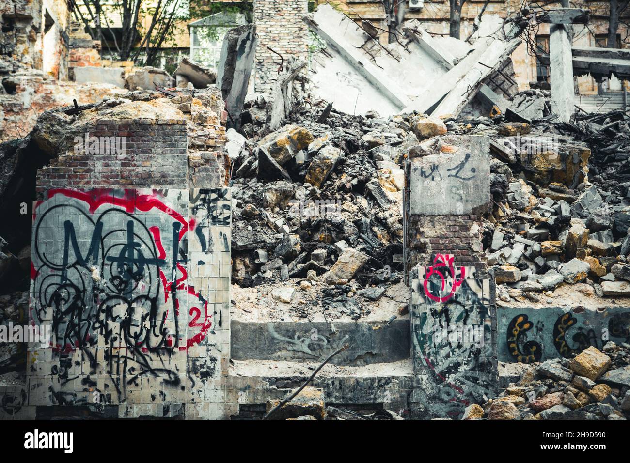 Destroyed building in city. Destroyed house. old house collapsed. Ruins ...