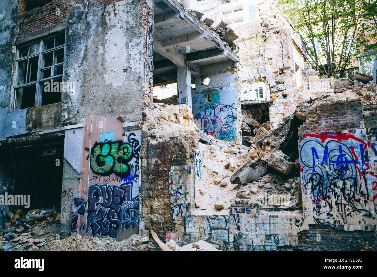 Destroyed building in city. Destroyed house. old house collapsed. Ruins ...