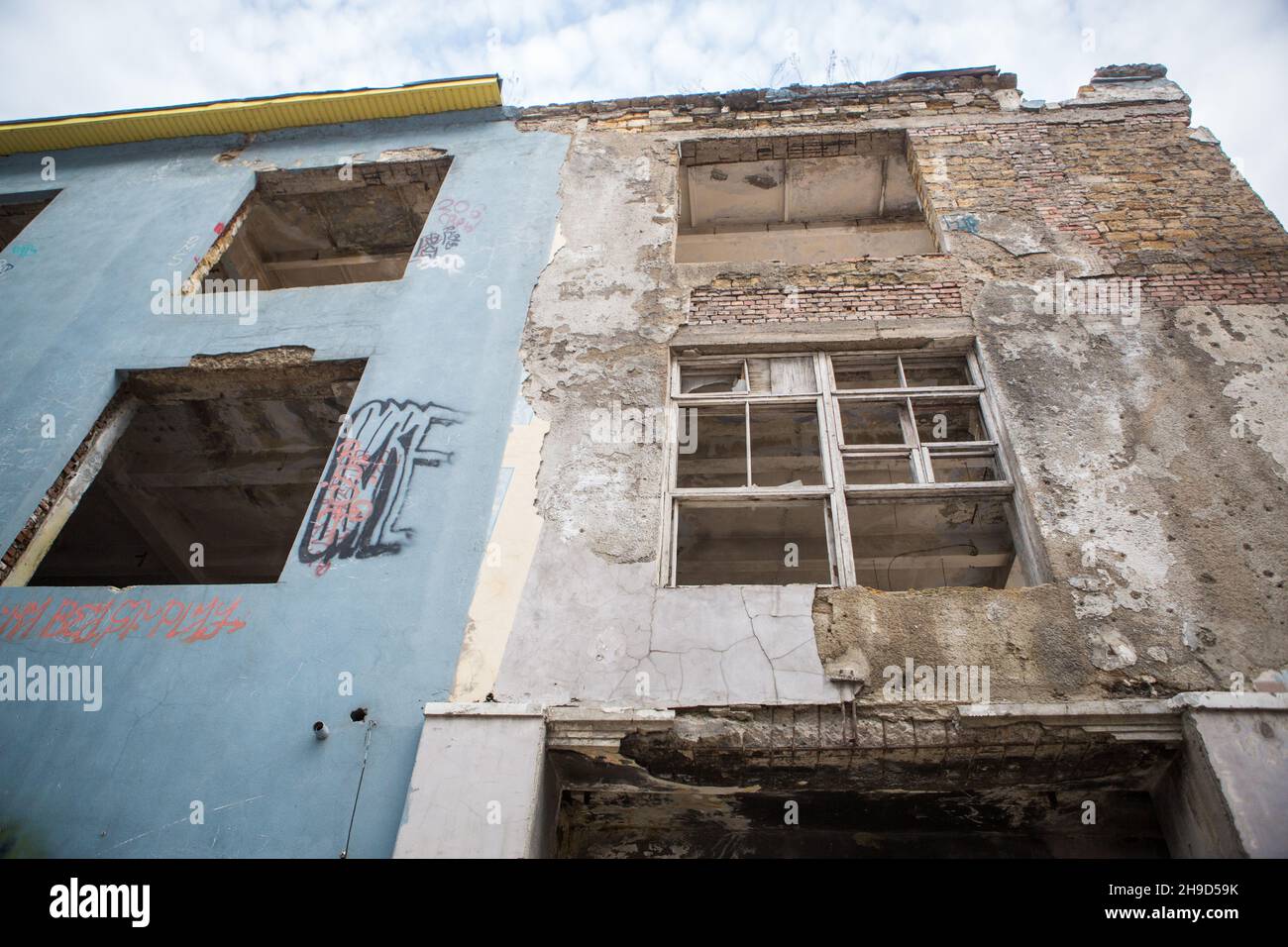 Destroyed building in city. Destroyed house. old house collapsed. Ruins ...