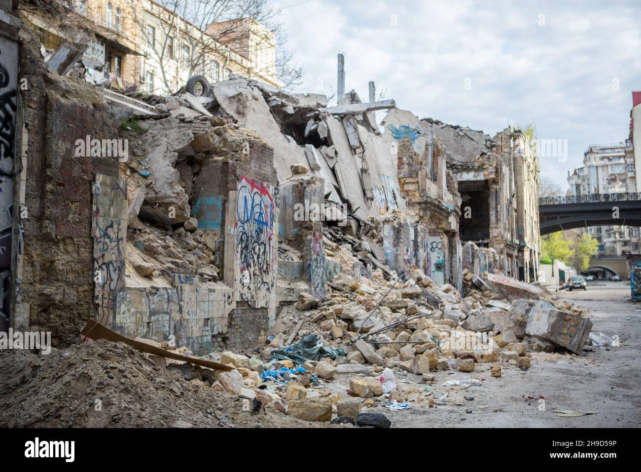 Destroyed building in city. Destroyed house. old house collapsed. Ruins ...