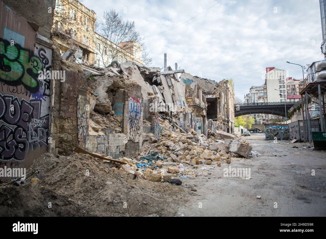 Destroyed building in city. Destroyed house. old house collapsed. Ruins ...