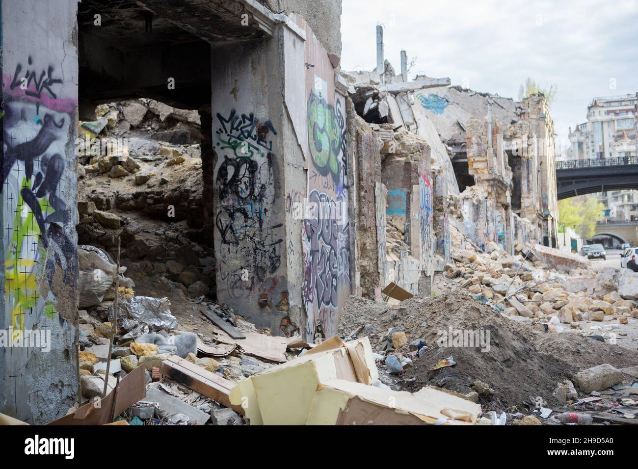Destroyed building in city. Destroyed house. old house collapsed. Ruins ...