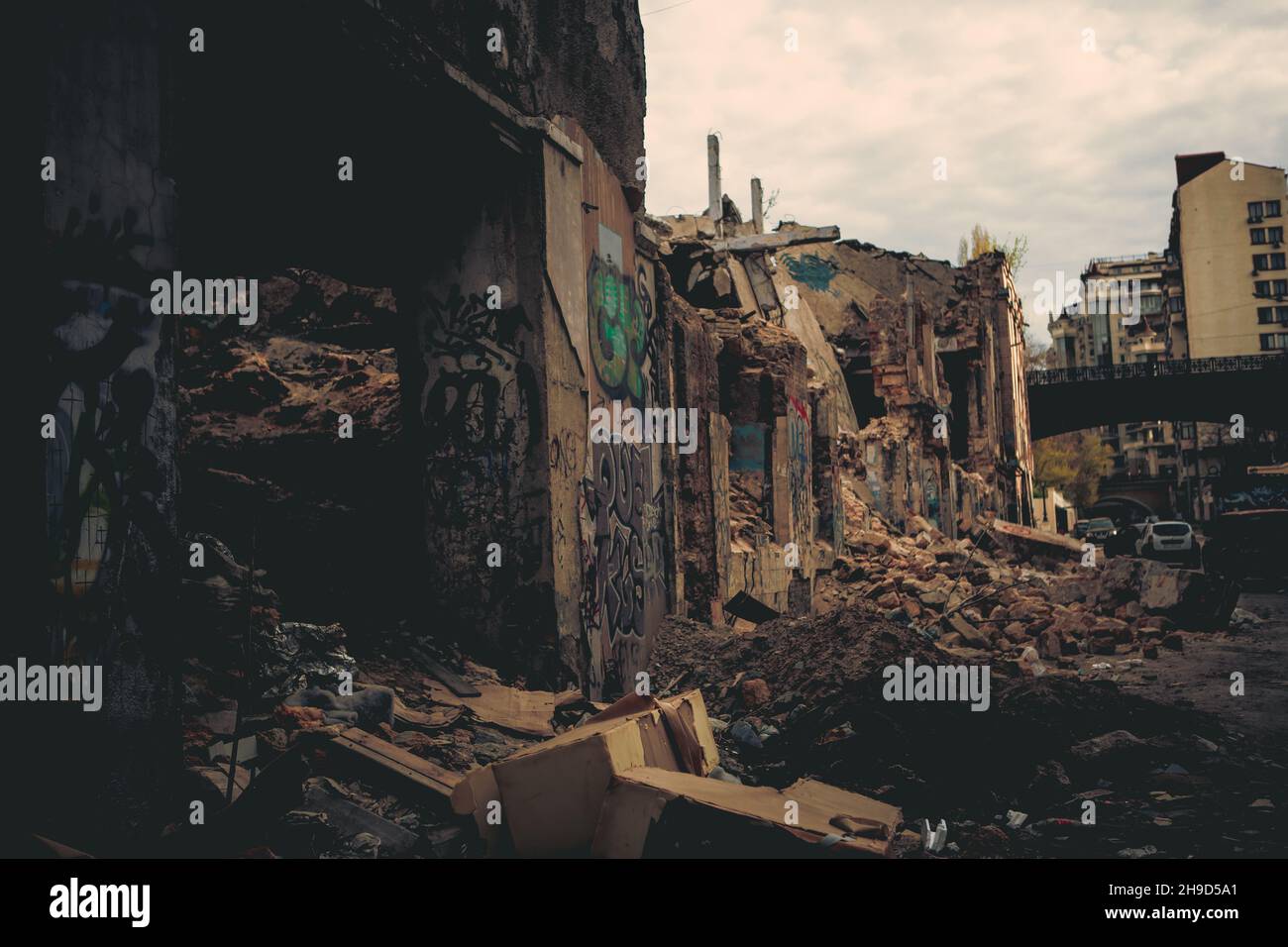 Destroyed building in city. Destroyed house. old house collapsed. Ruins ...