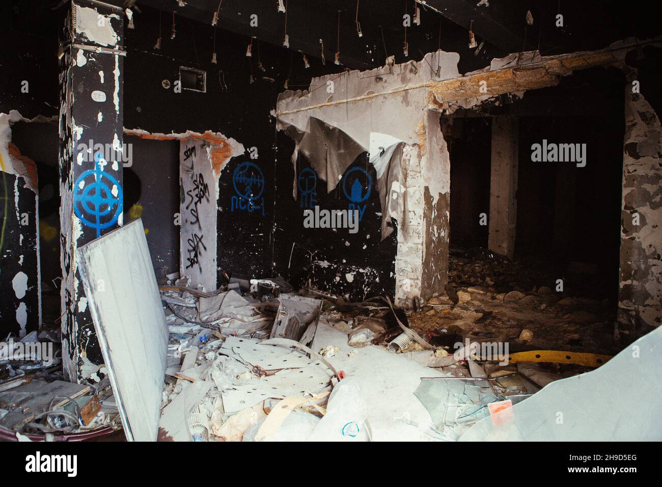 Destroyed building in city. Destroyed house. old house collapsed. Ruins ...