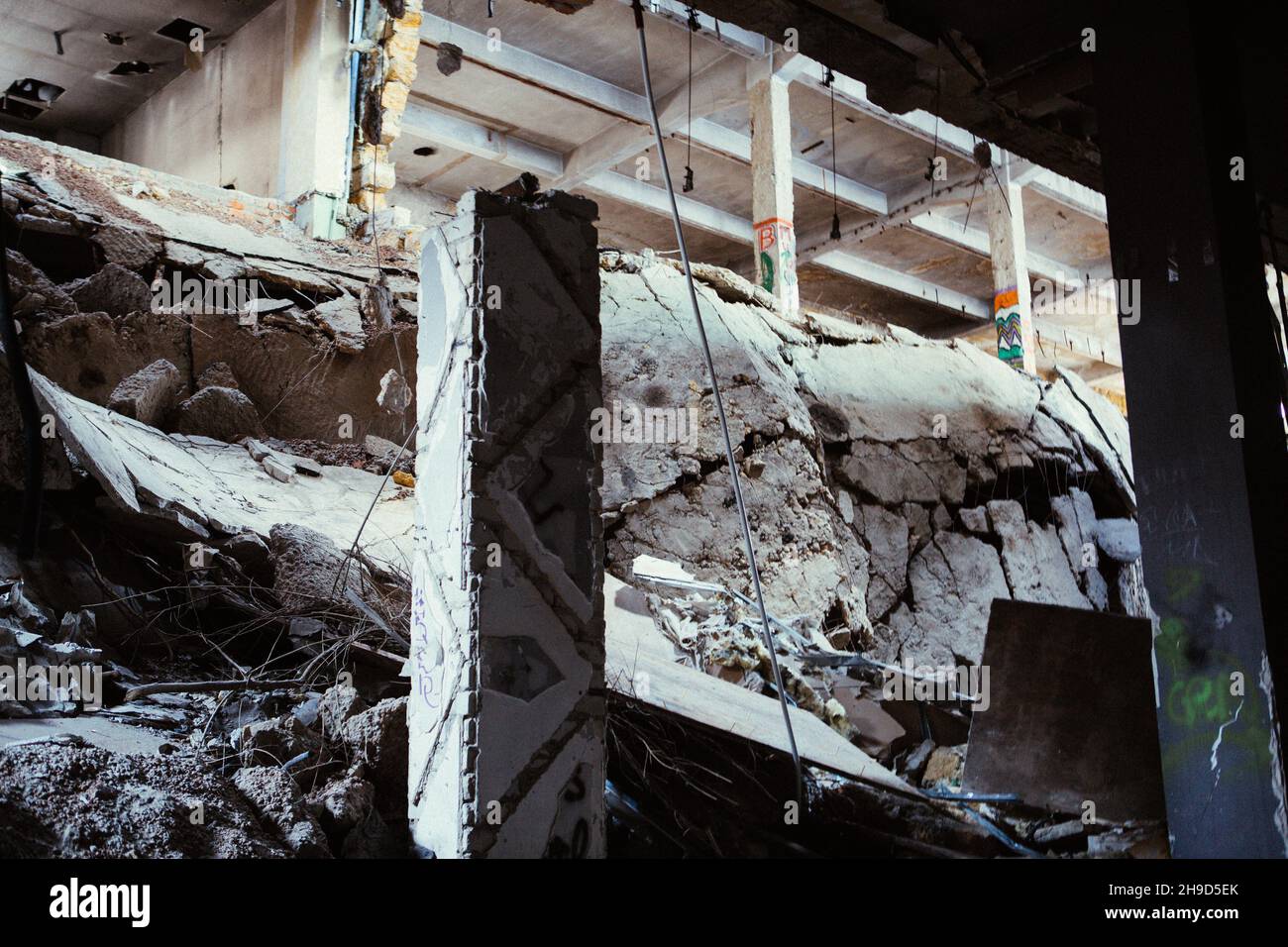 Destroyed building in city. Destroyed house. old house collapsed. Ruins ...