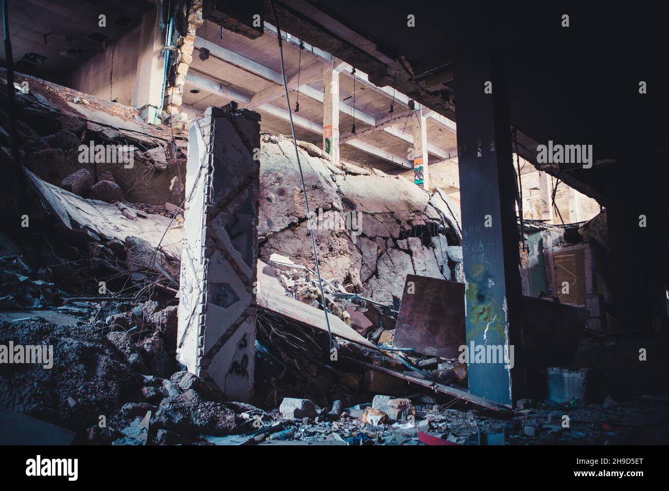 Destroyed building in city. Destroyed house. old house collapsed. Ruins ...