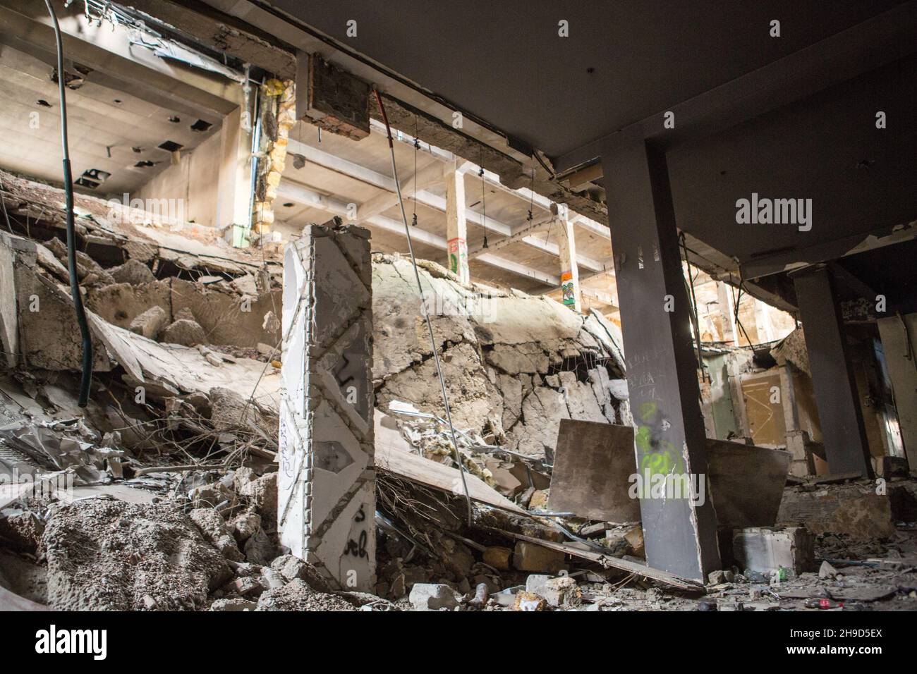 Destroyed building in city. Destroyed house. old house collapsed. Ruins ...