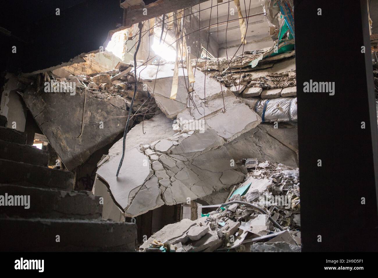 Destroyed building in city. Destroyed house. old house collapsed. Ruins ...