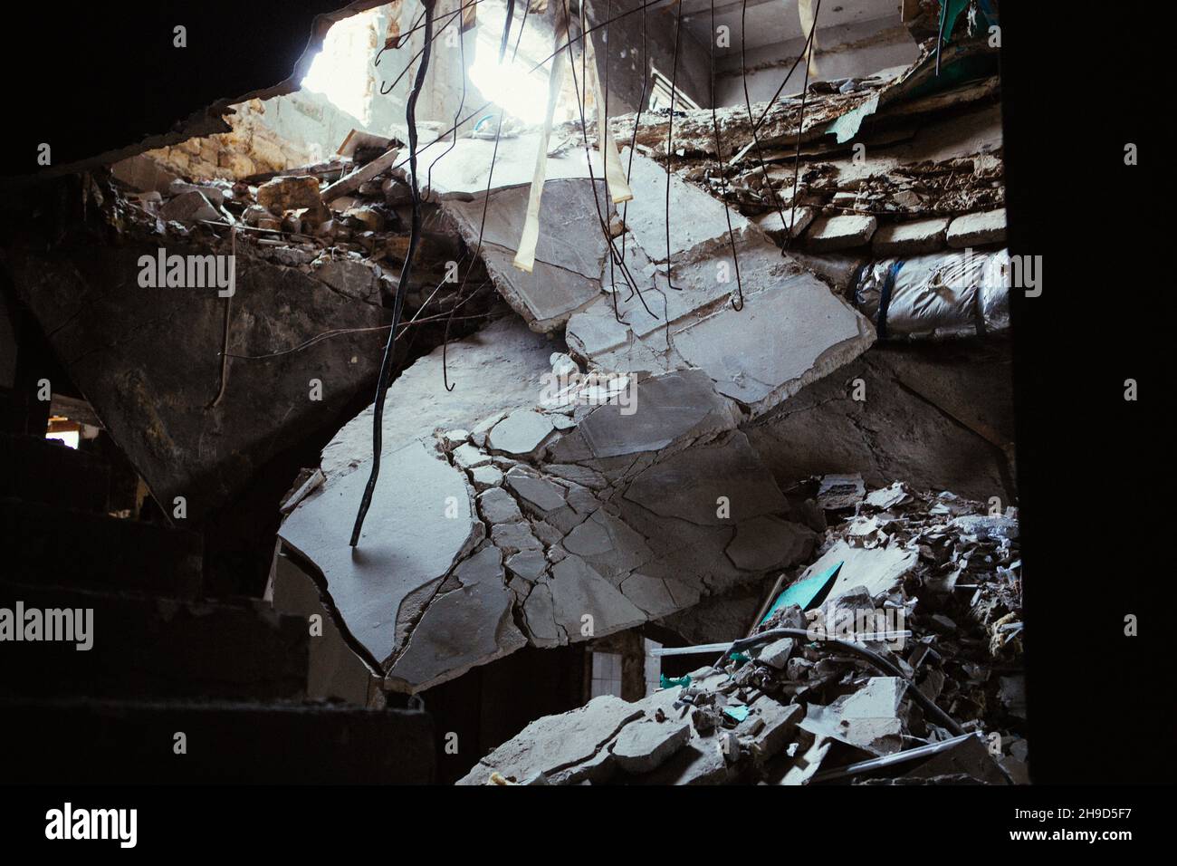 Destroyed building in city. Destroyed house. old house collapsed. Ruins ...