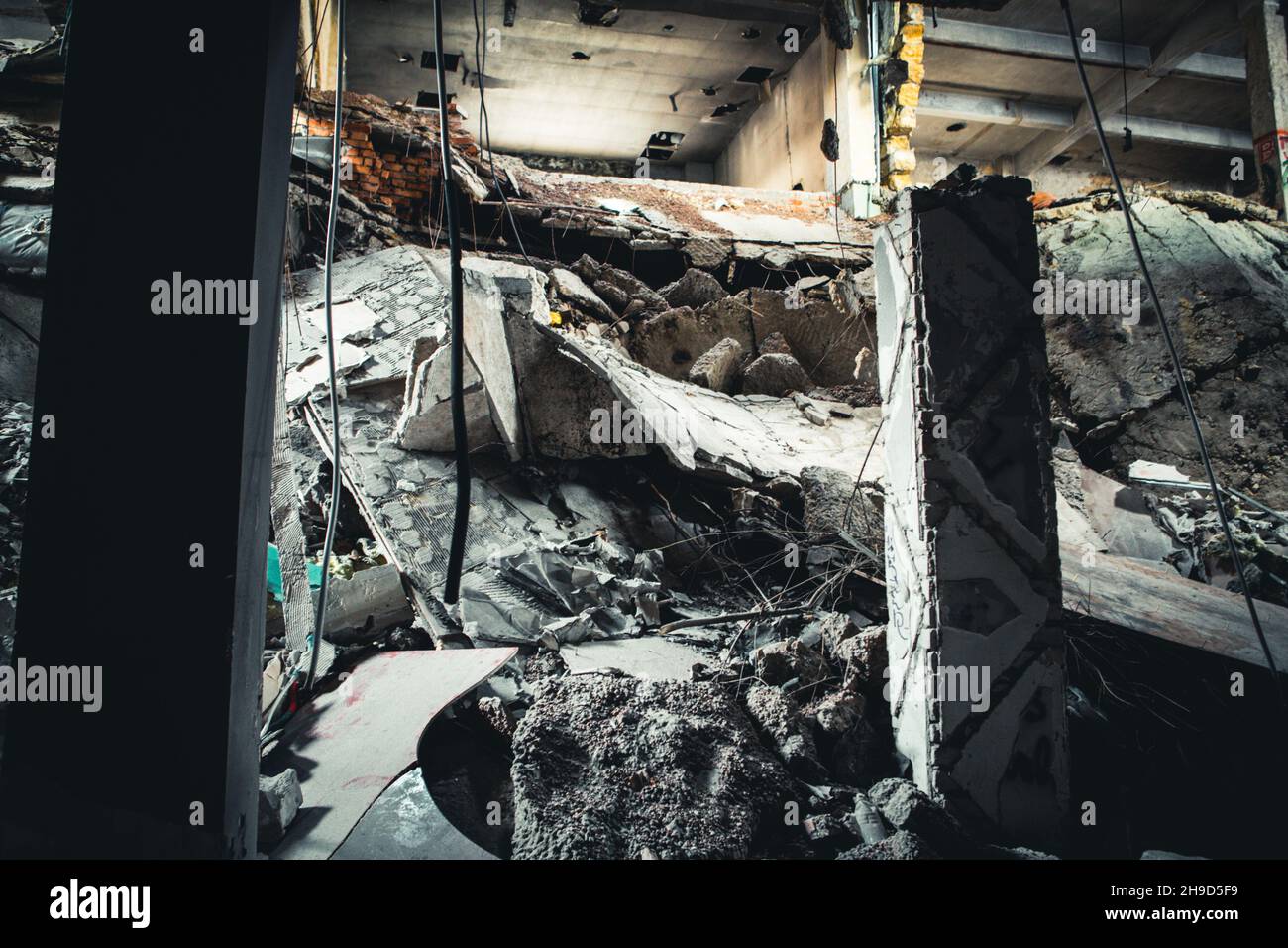 Destroyed building in city. Destroyed house. old house collapsed. Ruins ...