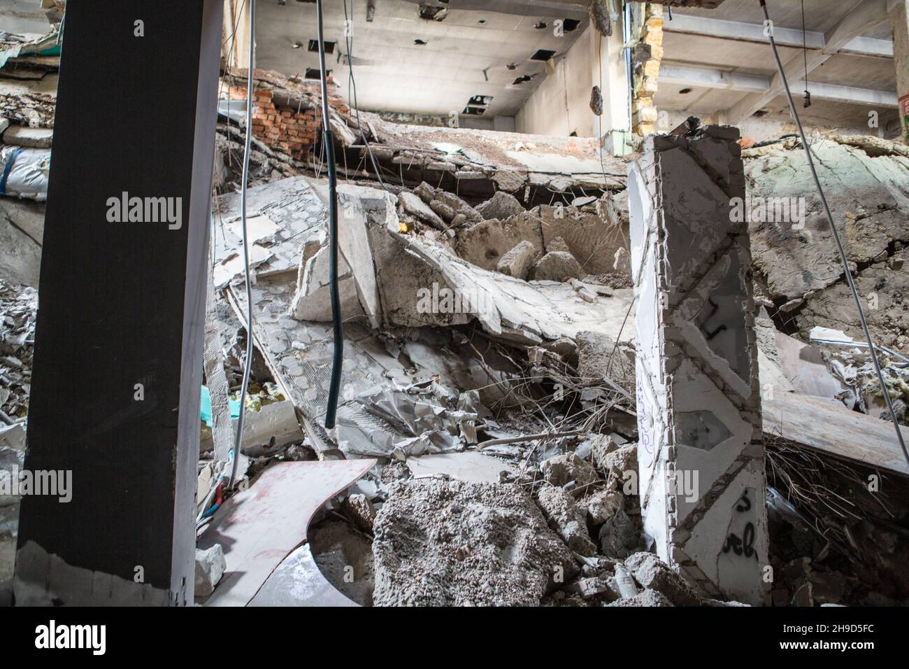 Destroyed building in city. Destroyed house. old house collapsed. Ruins ...