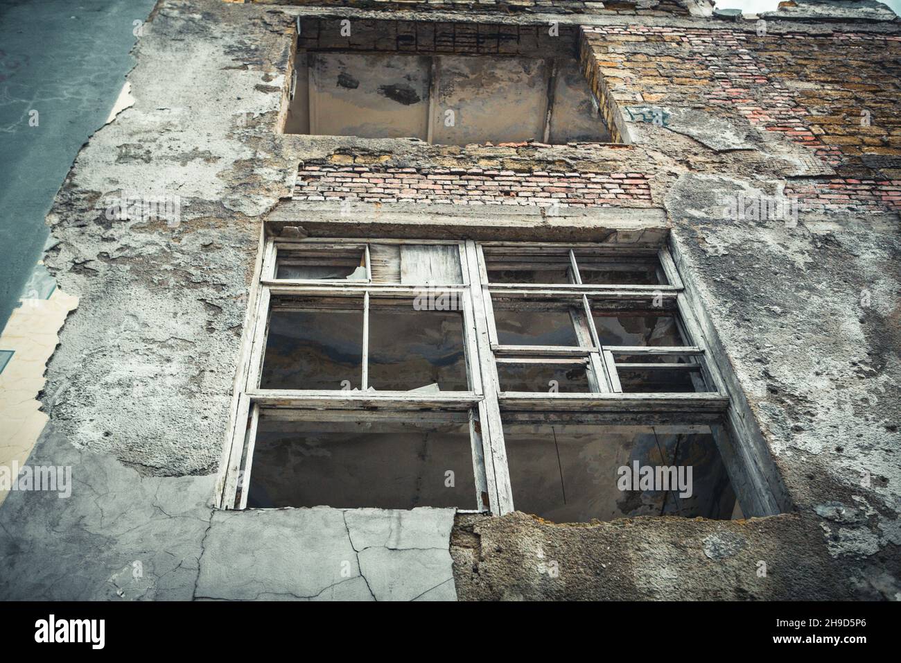 Destroyed building in city. Destroyed house. old house collapsed. Ruins ...