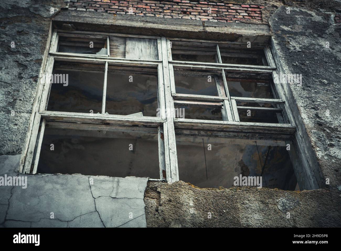 Destroyed building in city. Destroyed house. old house collapsed. Ruins ...