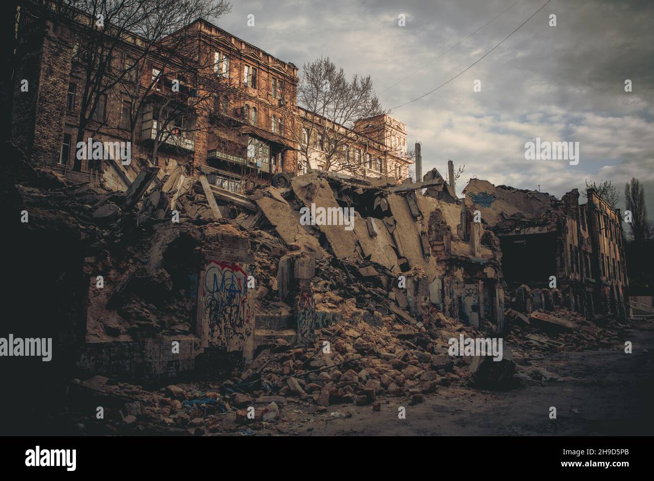 Destroyed building in city. Destroyed house. old house collapsed. Ruins ...