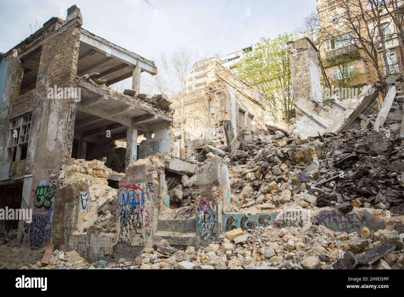 Destroyed building in city. Destroyed house. old house collapsed. Ruins ...