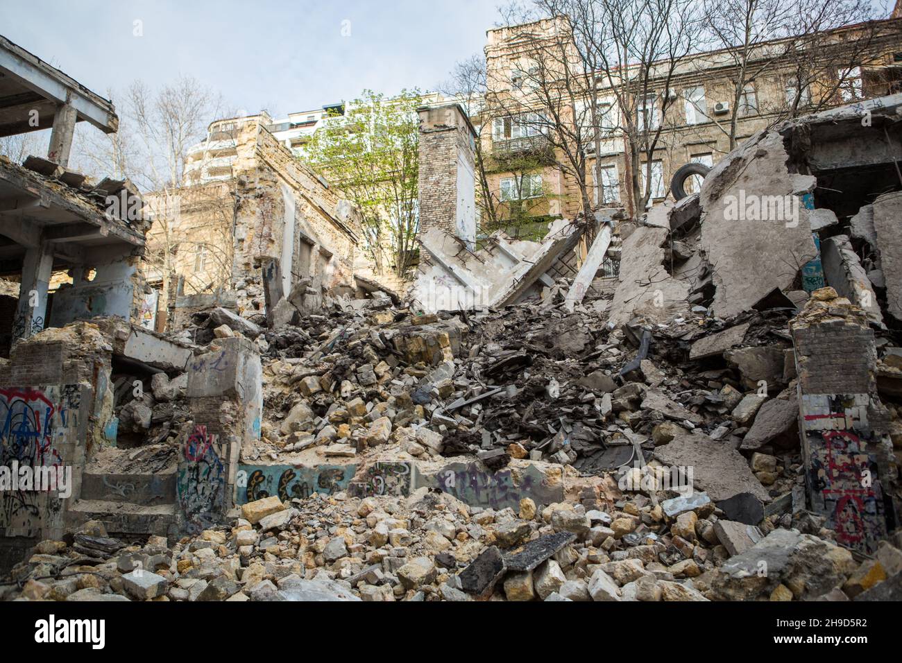 Destroyed building in city. Destroyed house. old house collapsed. Ruins ...