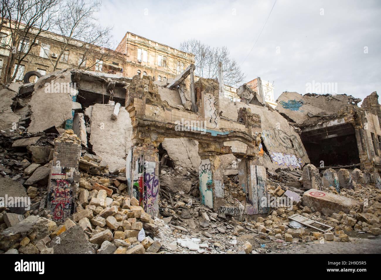 Destroyed building in city. Destroyed house. old house collapsed. Ruins ...