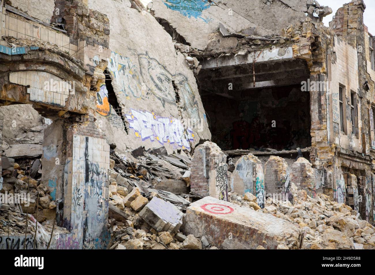 Destroyed building in city. Destroyed house. old house collapsed. Ruins ...