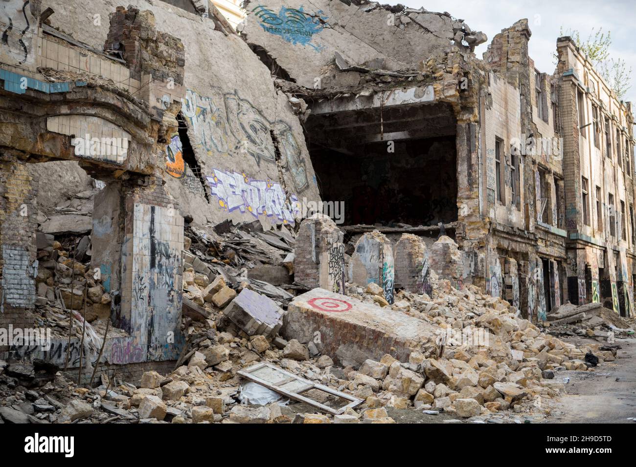 Destroyed building in city. Destroyed house. old house collapsed. Ruins ...