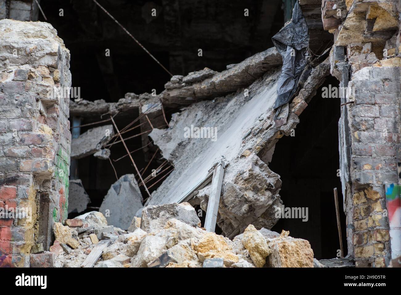Destroyed building in city. Destroyed house. old house collapsed. Ruins ...