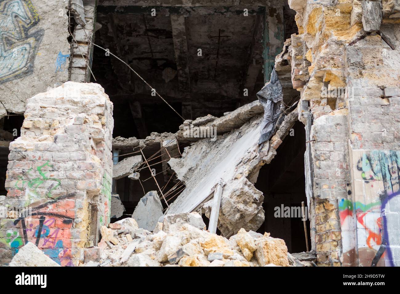 Destroyed building in city. Destroyed house. old house collapsed. Ruins ...
